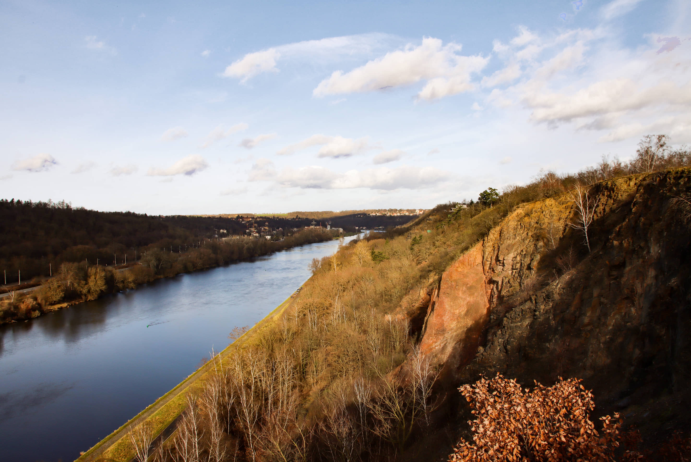 Za divokými údolími a statky jako z vesnice. Cestou z Čimic do Chaber ...