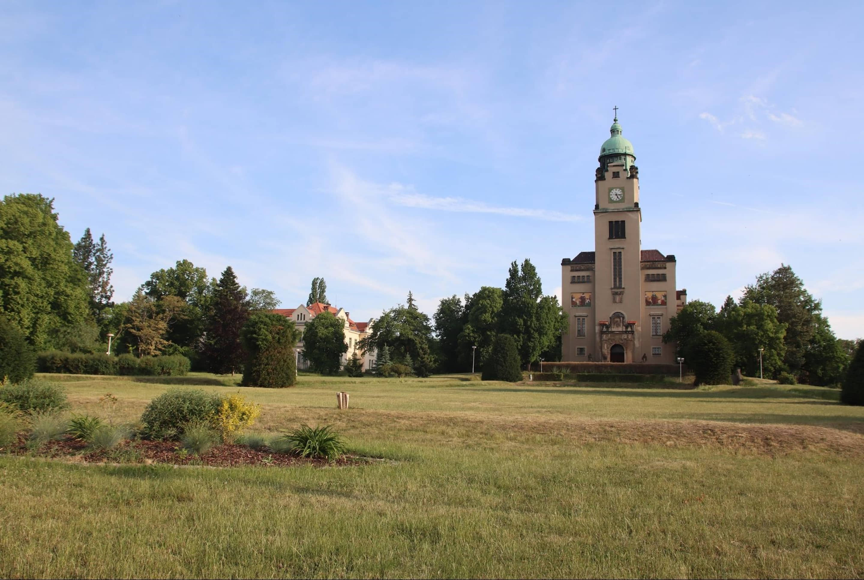 Barokní statky, kavárna v léčebně i továrna na dynamit. Bohnice nejsou ...